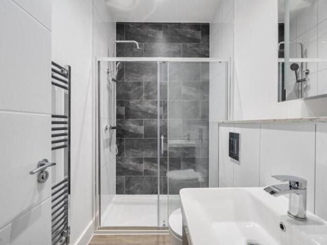 Studio flat for rent in Shoot Up Hill London NW2