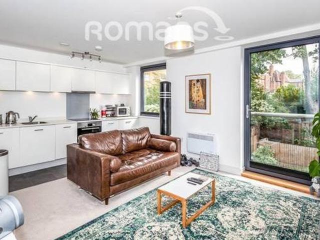 Studio flat for rent in Sheet Street SL4