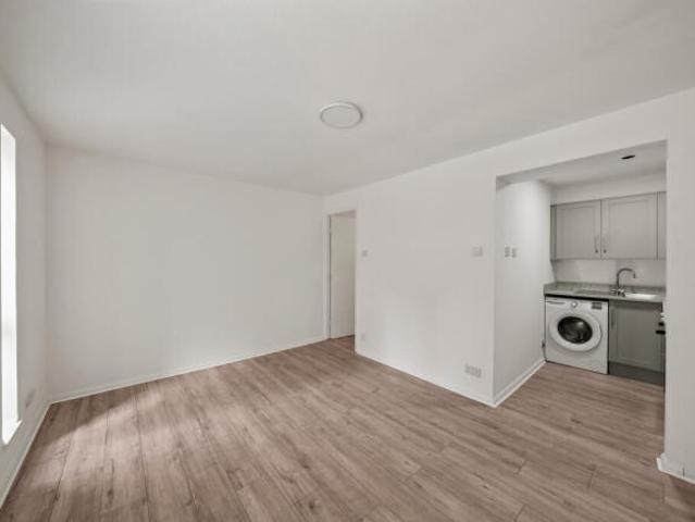 Studio flat for rent in Shinners Close, SE25