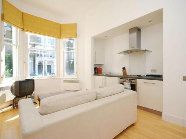 Studio flat for rent in Sinclair Road, Brook Green, London, W14