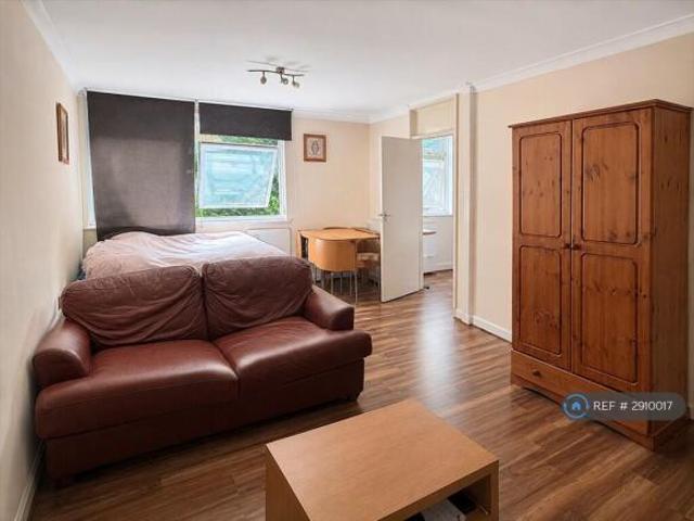 Studio flat for rent in Slough, SL1