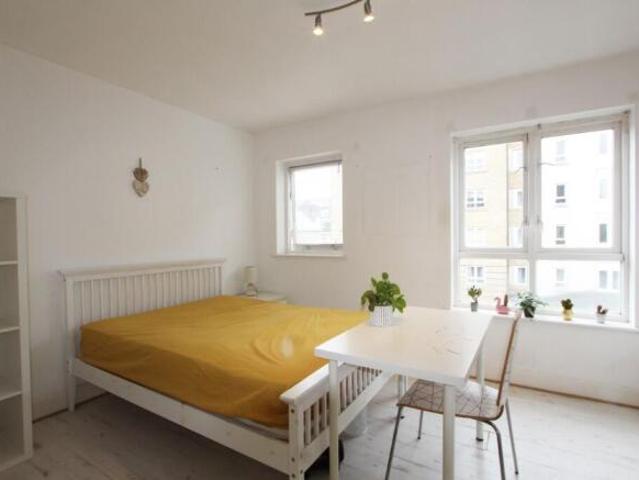 Studio flat for rent in St. Davids Square, London, E14