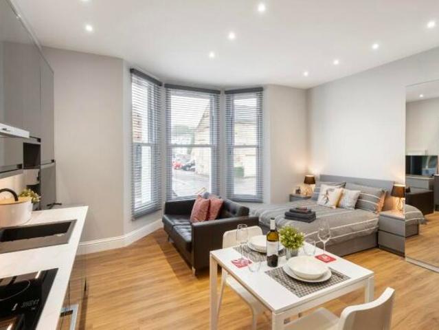Studio flat for rent in St. James Square, Cheltenham, Gloucestershire, GL50