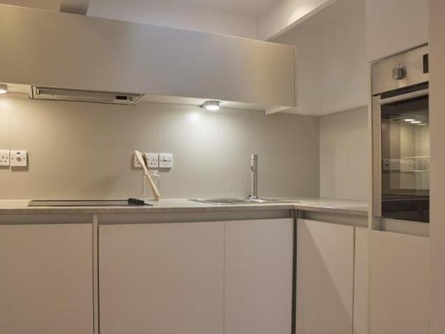 Studio flat for rent in St. James's Parade, Bath, Somerset, BA1