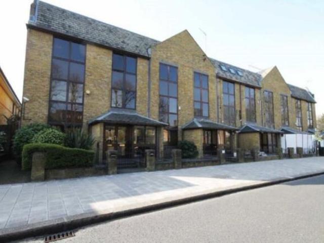 Studio flat for rent in St. Johns Road, Isleworth, TW7