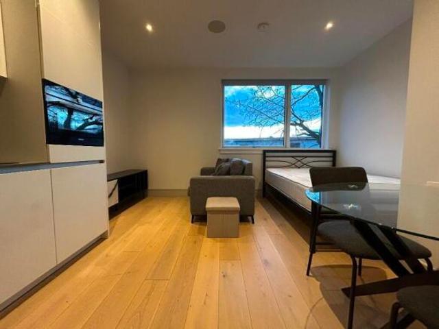 Studio flat for rent in St. Johns Road, Isleworth, Middlesex, TW7
