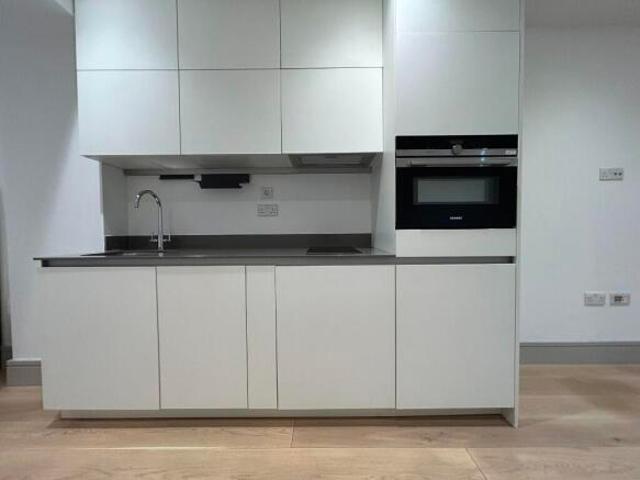 Studio flat for rent in St. Johns Road, London, TW7