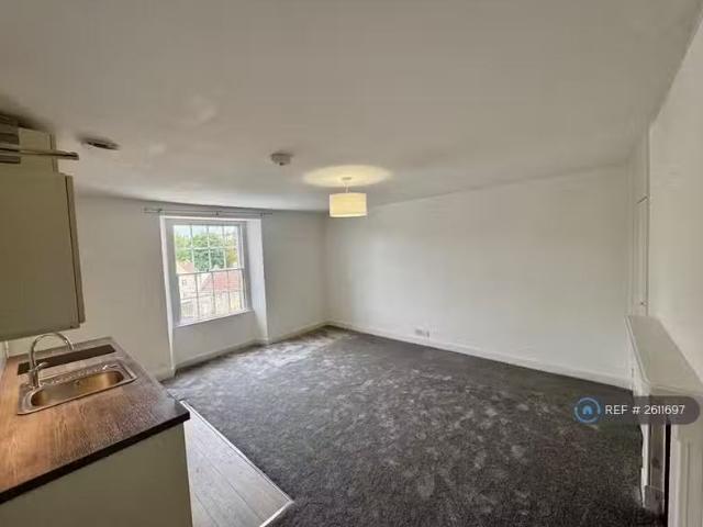 Studio flat for rent in St Margaret's Street, Bradford On Avon.