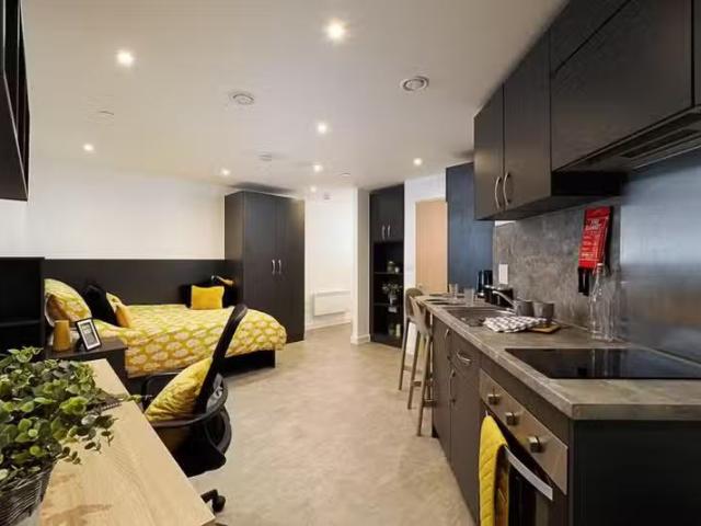 Studio flat for rent in St. Peters Street, Canterbury, Kent, CT1