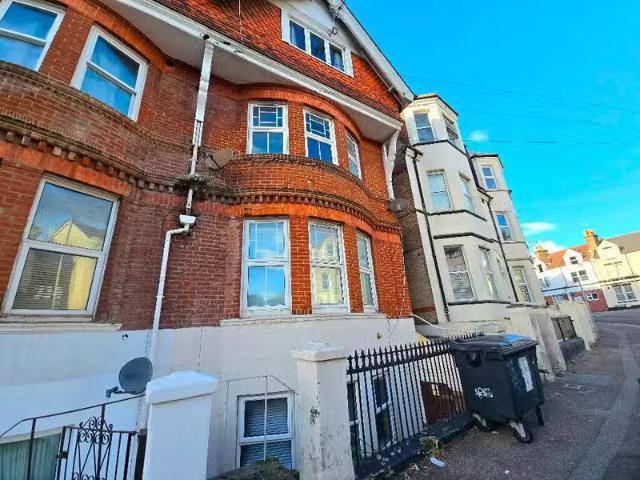 Studio flat for rent in St. Swithuns Road, Bournemouth, Dorset.