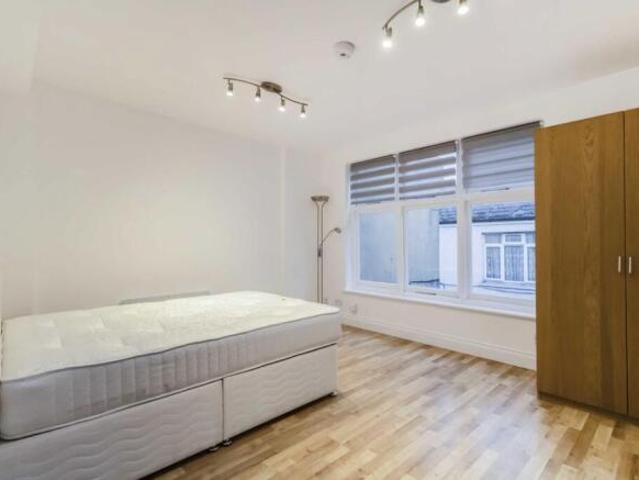 Studio flat for rent in Station Parade, Balham, SW12