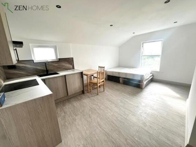Studio flat for rent in Station Road, London, NW4