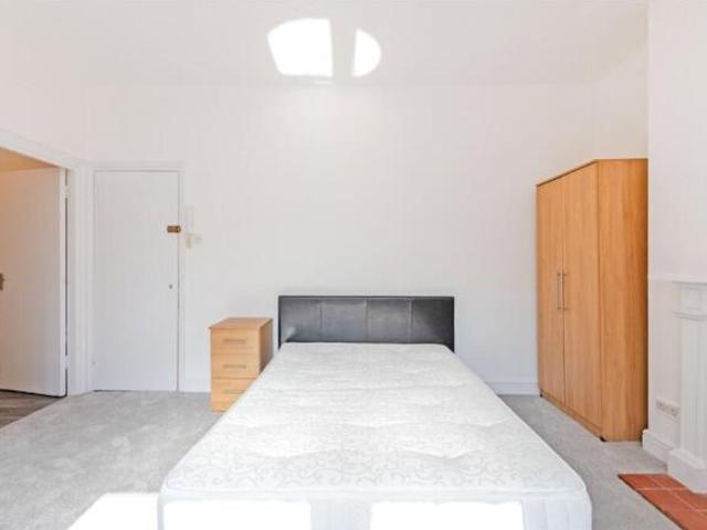 Studio flat for rent in Stanley Gardens, Willesden Green, NW2