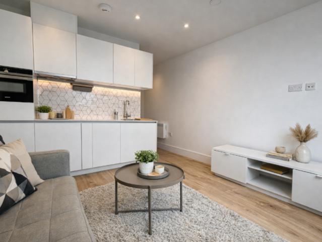 Studio flat for rent in Stanwell Road, Feltham, Middlesex, TW14