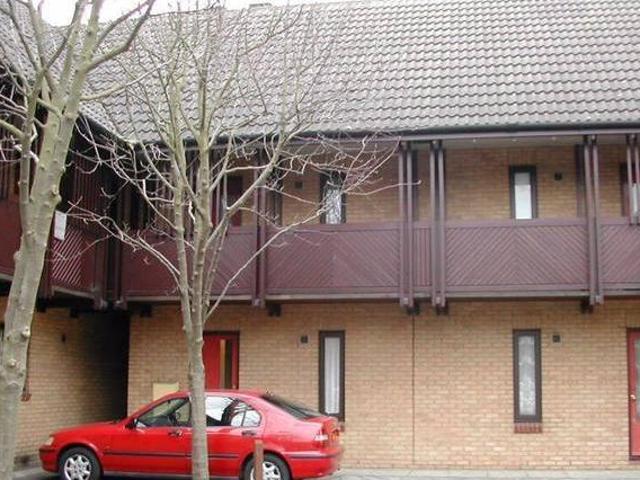 Studio flat for rent in Stephenson Court Slough SL1