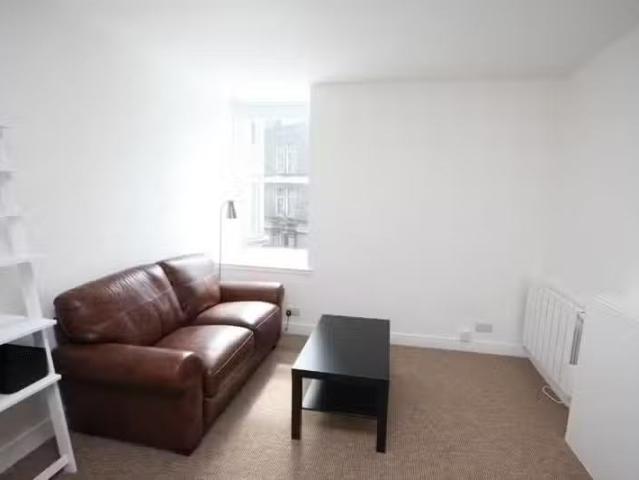 Studio flat for rent in Stirling Street, City Centre, Aberdeen.