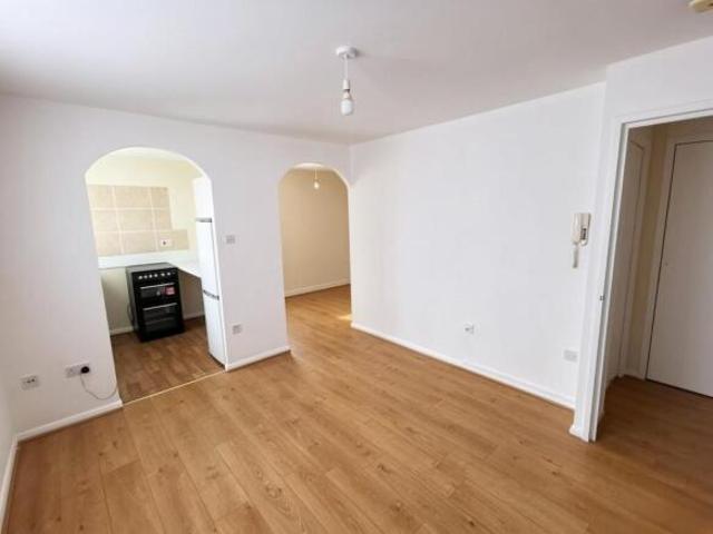 Studio flat for rent in Streamside Close Edmonton, N9