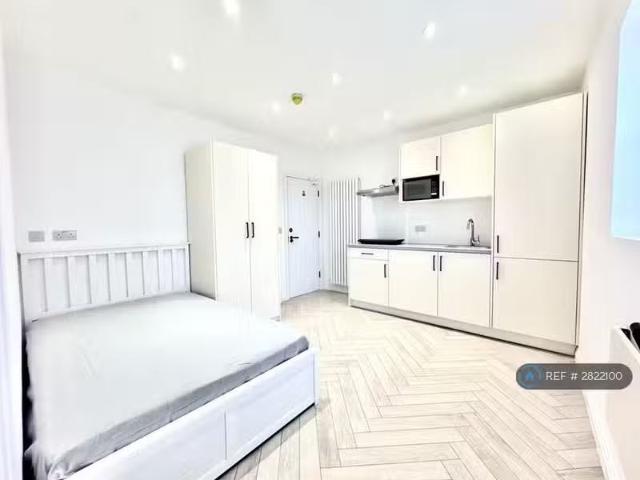 Studio flat for rent in Streatfield Road, Harrow, HA3
