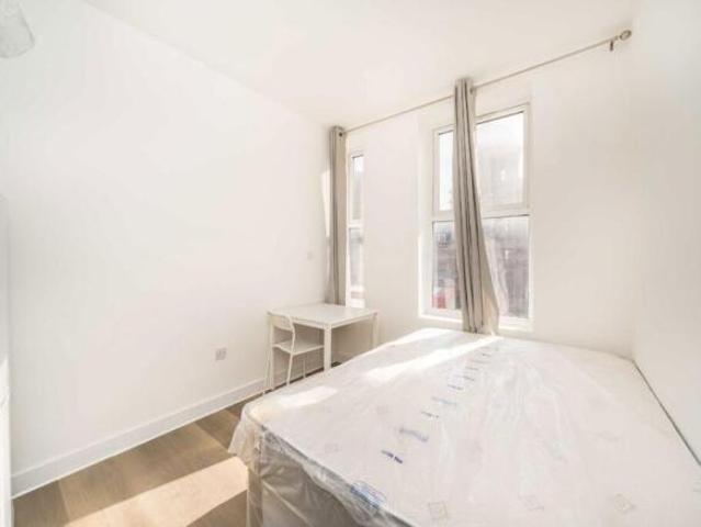 Studio flat for rent in Streatham High Road, Streatham Hill, SW16