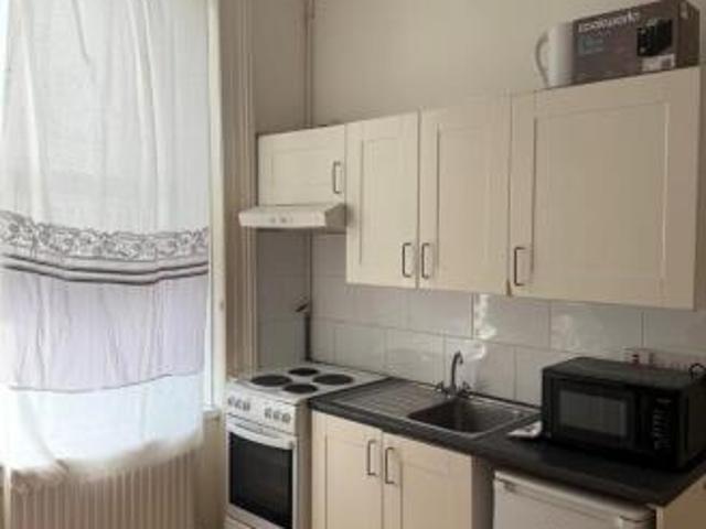 Studio flat for rent in Stuart Crescent, London, N22