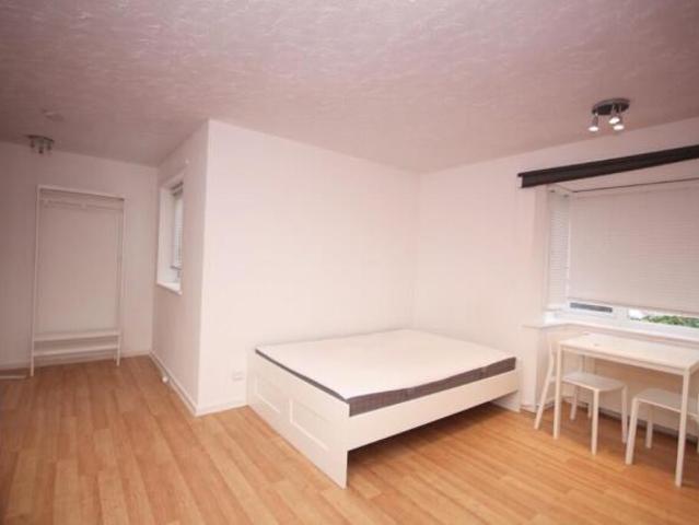 Studio flat for rent in Stubbs Drive, London, SE16