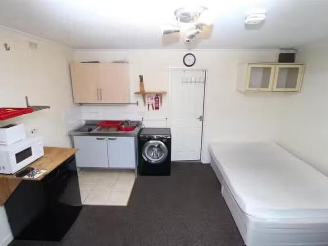 Studio flat for rent in Studio Flat, Broadway, CF37