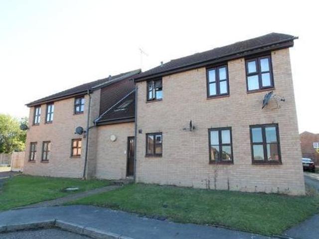 Studio flat for rent in Sudeley Gardens Hockley Essex SS5