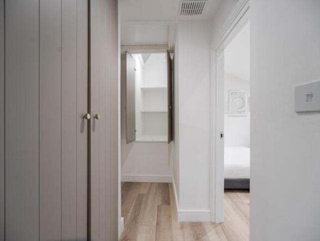 Studio flat for rent in Sussex Gardens, W2