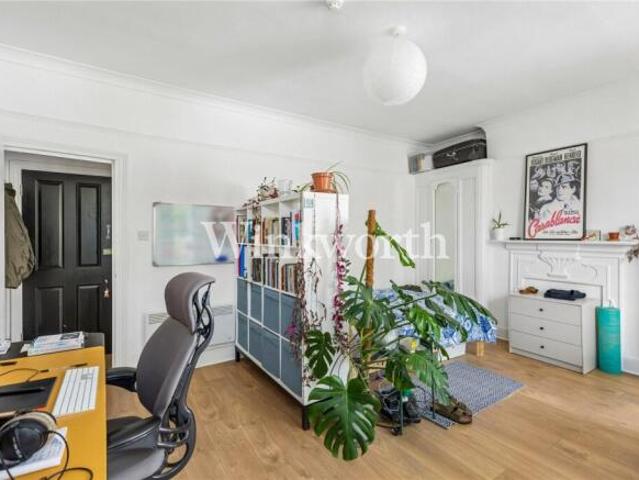 Studio flat for rent in Sylvan Avenue, London, N22