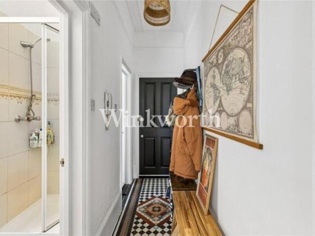 Studio flat for rent in Sylvan Avenue, London, N22