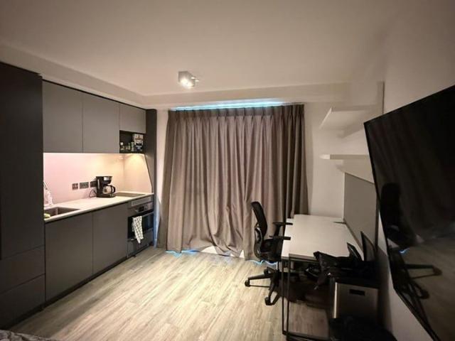 Studio Flat, Fountainbridge, EH3