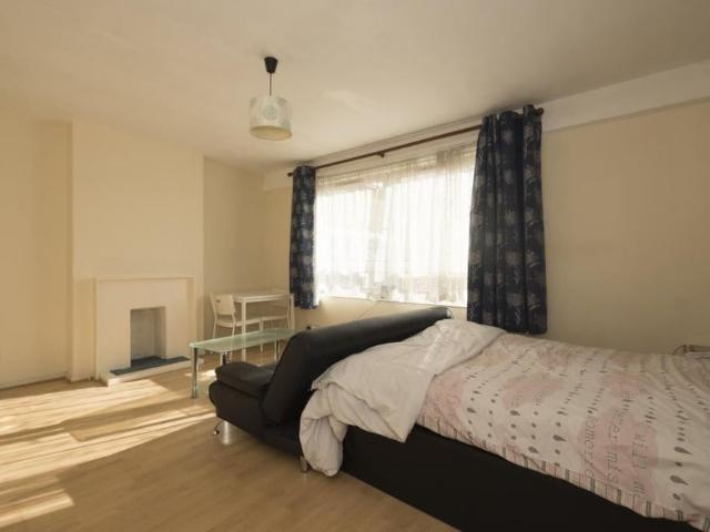 Studio Flat, Foxfield, NW1