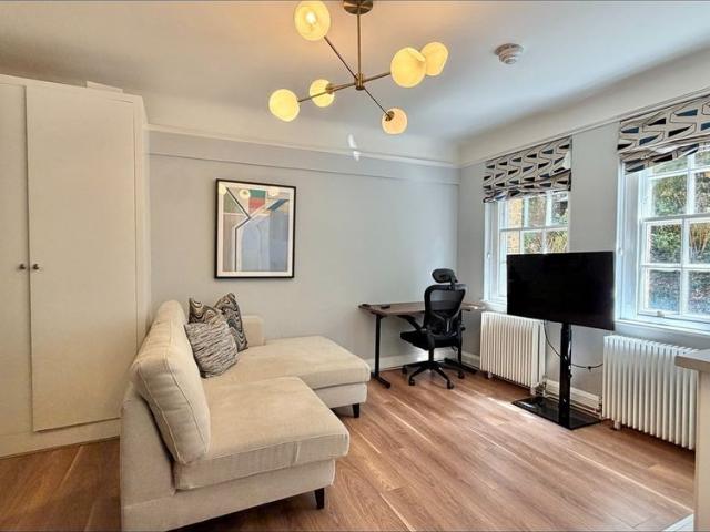 Studio Flat, Fulham Road, SW3