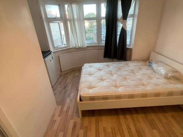 Studio Flat, Garden Way, NW10