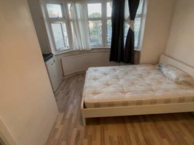 Studio Flat, Garden Way, NW10