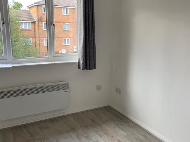 Studio Flat, Goodmays, IG3