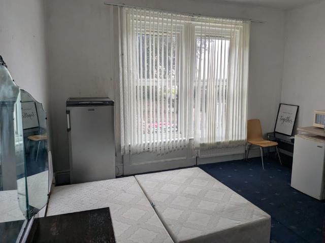 Studio Flat, Godstone Road, S60