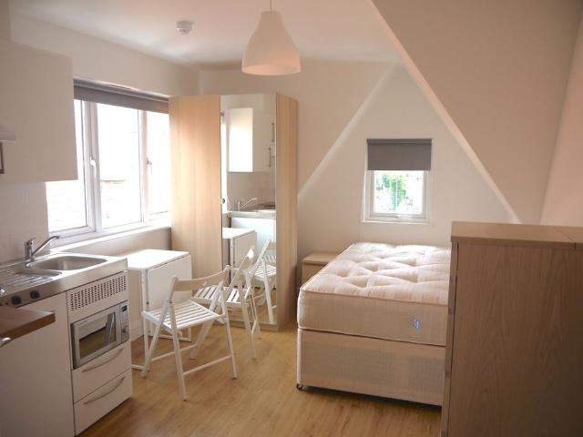 Studio Flat, Golders Green Road, NW11