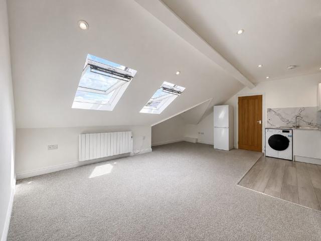 Studio Flat, Gordon Road, High Wycombe, Buckinghamshire, HP13 6EP