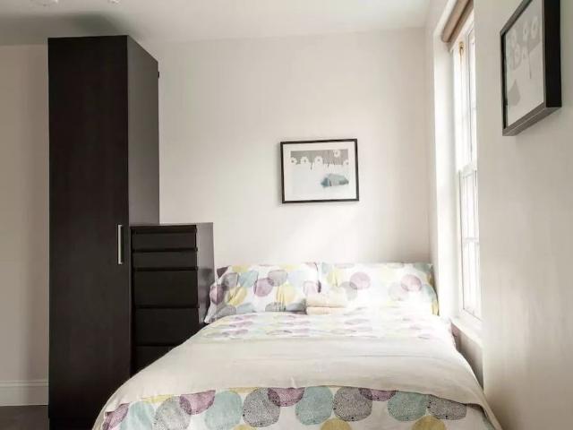 Studio Flat, Gloucester St, SW1V