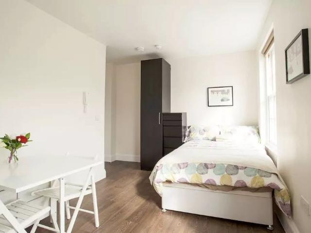 Studio Flat, Gloucester Street, SW1V