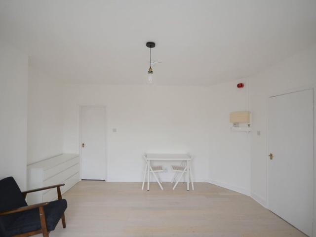 Studio Flat, Gloucester Terrace, W2