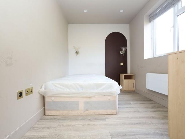Studio Flat, Glenister Park Road, SW16