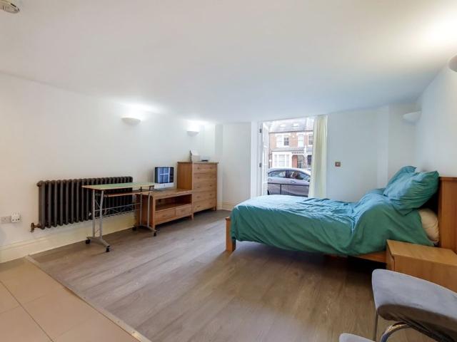 Studio Flat, Great Hall, SW11