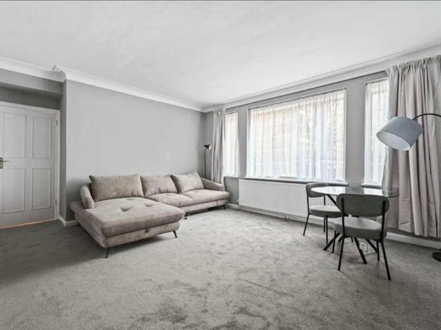 Studio Flat, Hamilton Court, W9