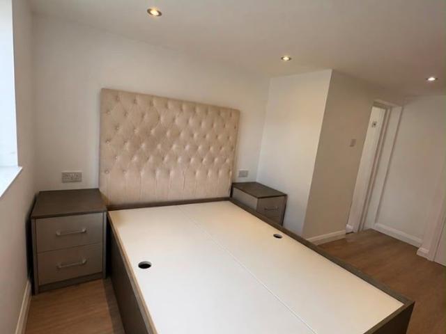 Studio Flat, Hanworth Road, TW3