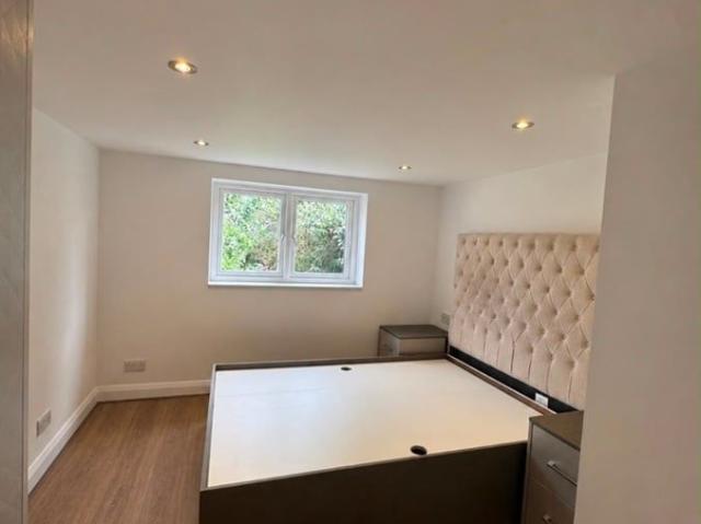 Studio Flat, Hanworth Road, TW3