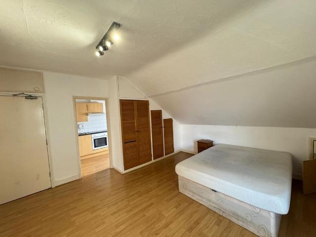 Studio Flat, Hanworth Road, TW3
