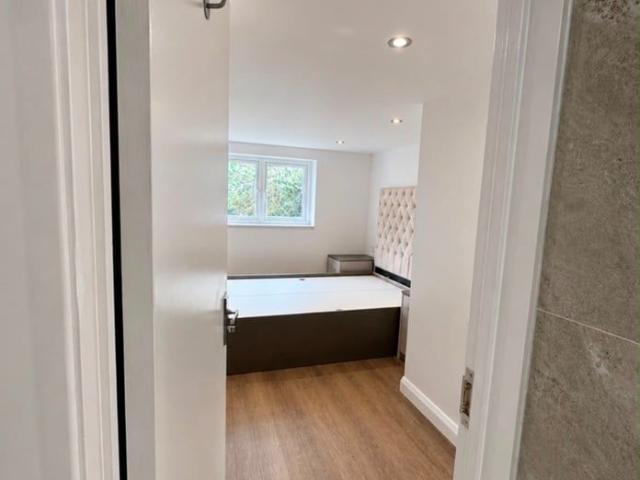 Studio Flat, Hanworth Road, TW3