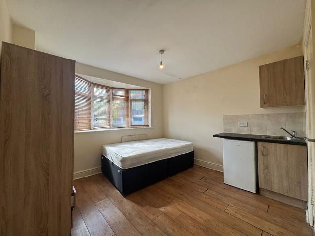 Studio Flat, Haddington Road, BR1